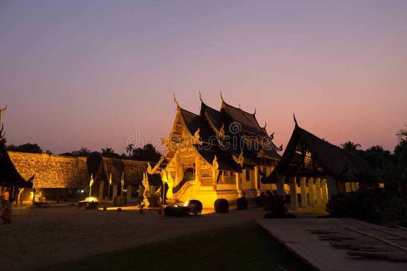 Povos Que Esperam Para Participar No Ceremon Triplo Do Circumambulation ...