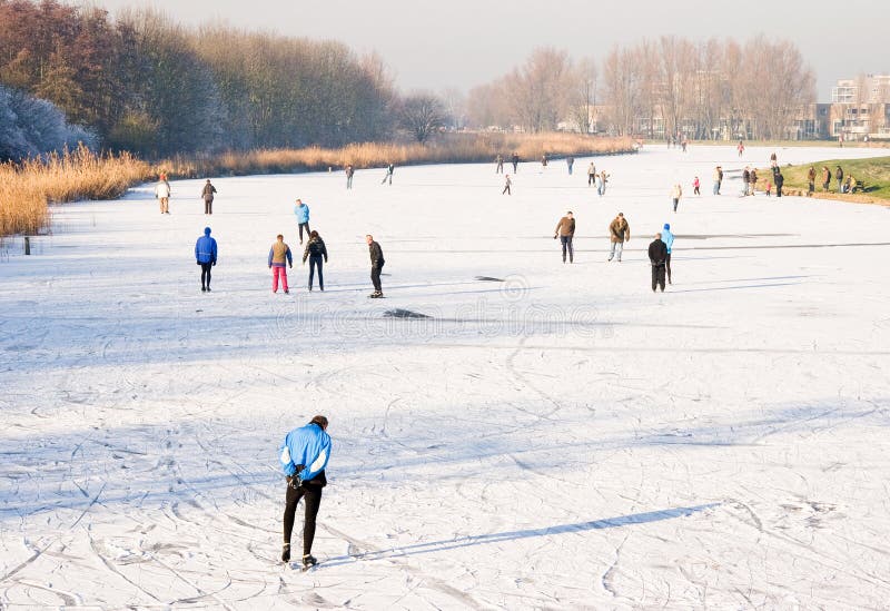 Pessoas Patinando No Gelo Em Um Lago Congelado Ao Redor Do Espirro ...