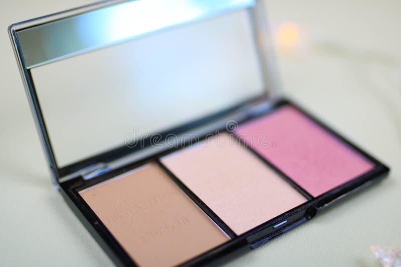 Powder Pallet, Blush, Bronzer Stock Image - Image of open, blush: 127004211