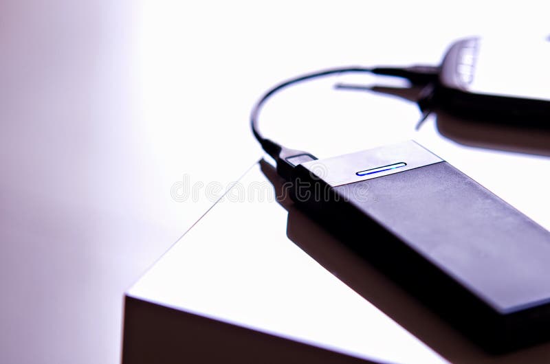 Powerbank En La Tabla De La Sala De Estar Imagen de archivo - Imagen de ...