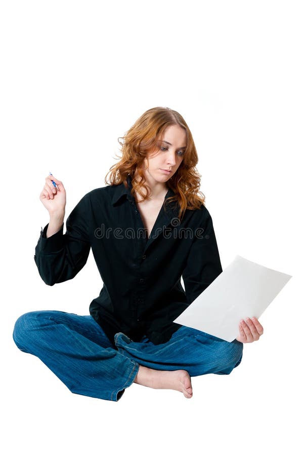 Femme Mince Aux Pieds Nus Et Sa Fille Dans La Position De Robe Blanche