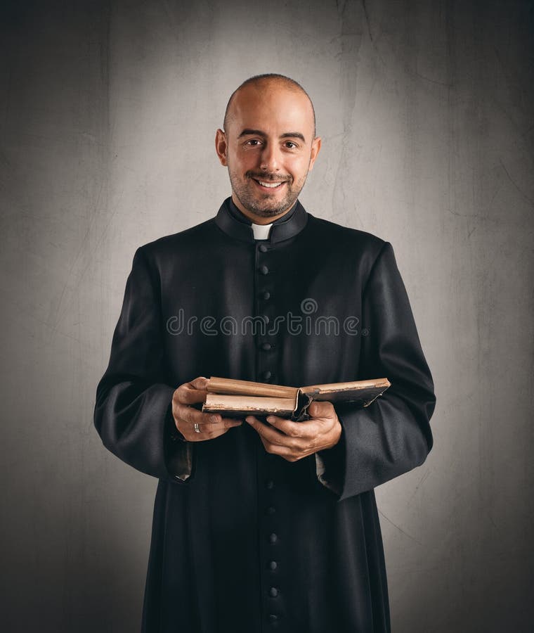 Kristen Präst Som Läser Den Placerade Bibeln På Panel Fotografering för ...