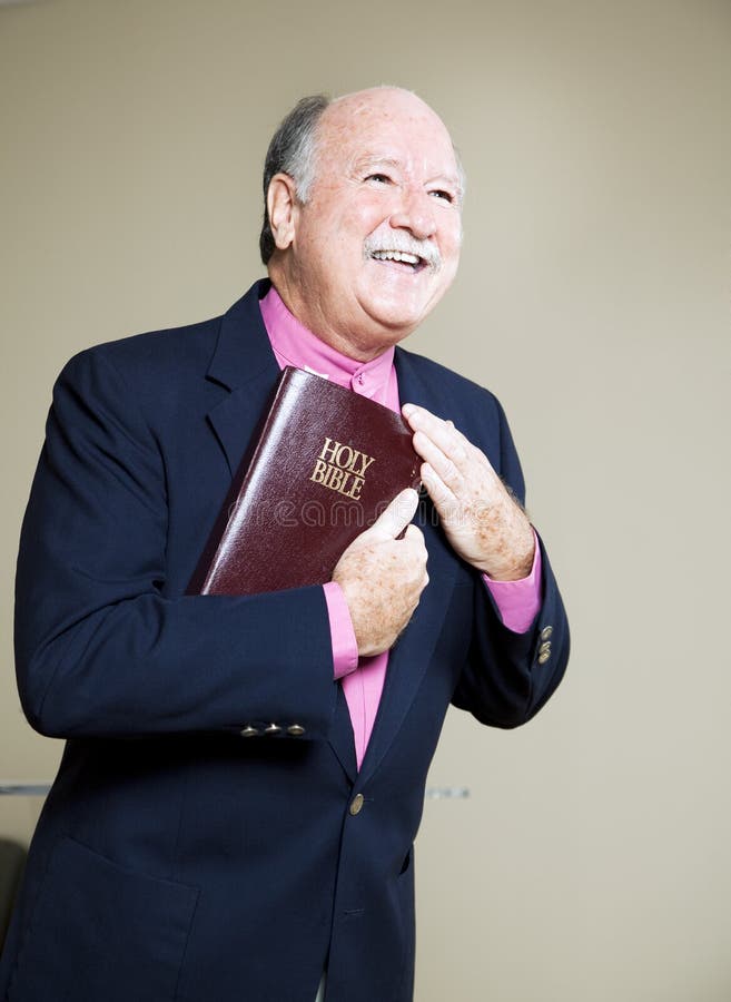 Prédicateur Heureux Tenant La Sainte Bible Photo stock - Image du ...