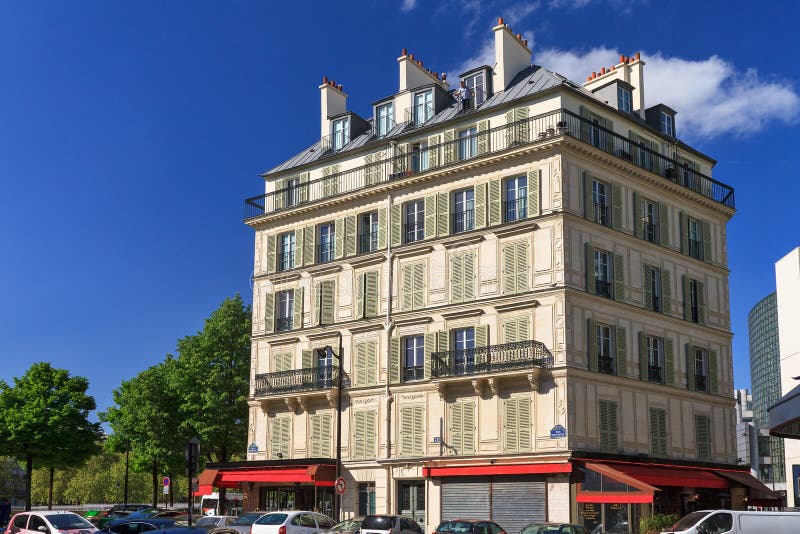 Prédio De Apartamentos De Paris Foto de Stock - Imagem de europeu ...