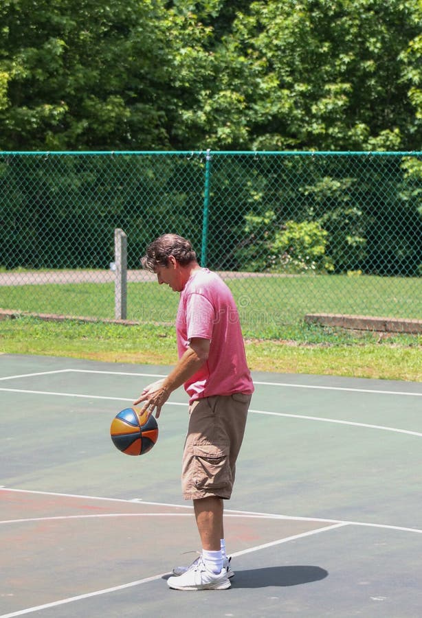 Lignes De Lancer Franc Du Terrain De Basket Public Image stock - Image ...