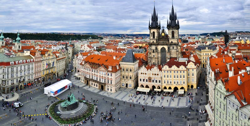 Praça Da Cidade Velha, Praga, República Checa Foto Editorial - Imagem ...