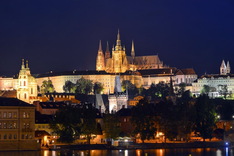Het Kasteel Van Praag. St Vitus Kathedraal Stock Afbeelding - Image of ...
