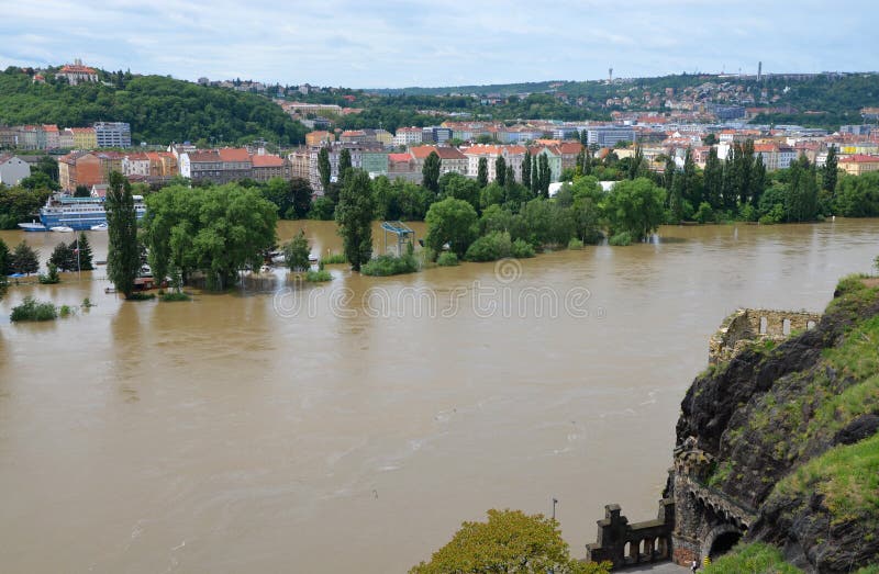 PRAAG - JUN 4: Overstroming in Praag. Gezwelde Rivier Vltava ...