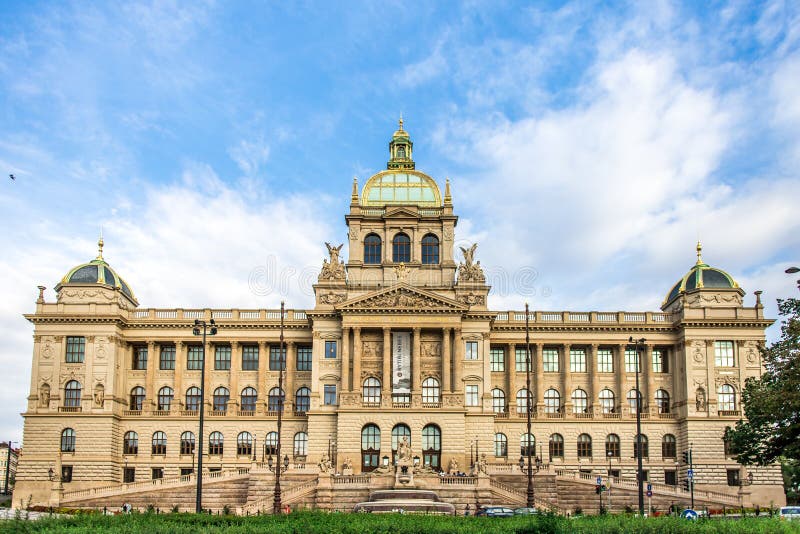 Praag, Tsjechië - 22 Juli 2019: Nationaal Museum in Praag, Tsjechië ...