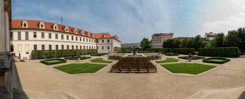 Praag Tsjechische Republiek Panoramiek Over De Parktuin En Het Monument ... Praag Tsjechische Republiek Panoramiek Over De Parktuin En Het Monument ...