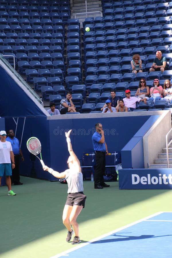 Simona Halep editorial stock image. Image of practice - 157508354