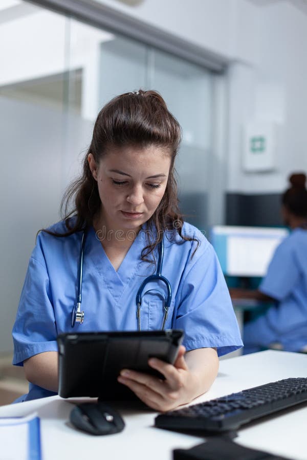Nurse with Tablet Advising Sick Patient in Hospital Ward Bed Stock ...