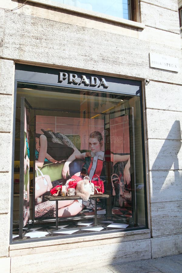 Fenêtre D'affichage De La Boutique Prada Store Logo Du Panneau: Panneau ...