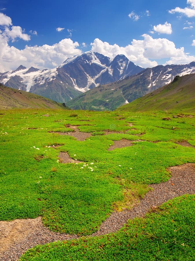 Prado Verde Con Cielo Nublado Foto de archivo - Imagen de pista, solar ...