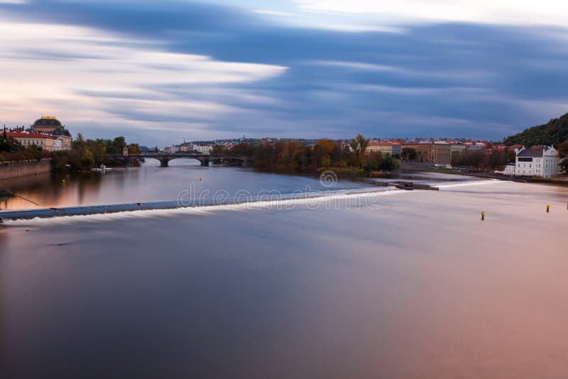 Ansicht Die Moldau-Fluss-des Dammes, Prag Stockbild - Bild von ...