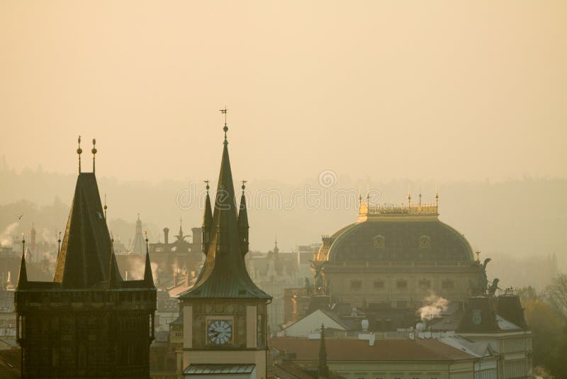 Praga, Capitale Della Cechia Fotografia Stock - Immagine di foschia ...
