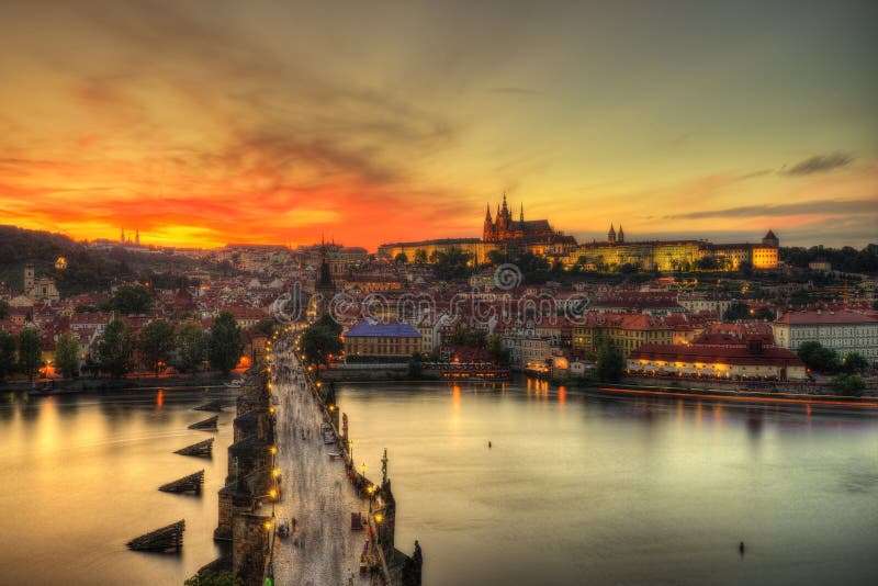 Praga Charles Bridge Sunset Immagine Stock - Immagine di fiume, notte ...