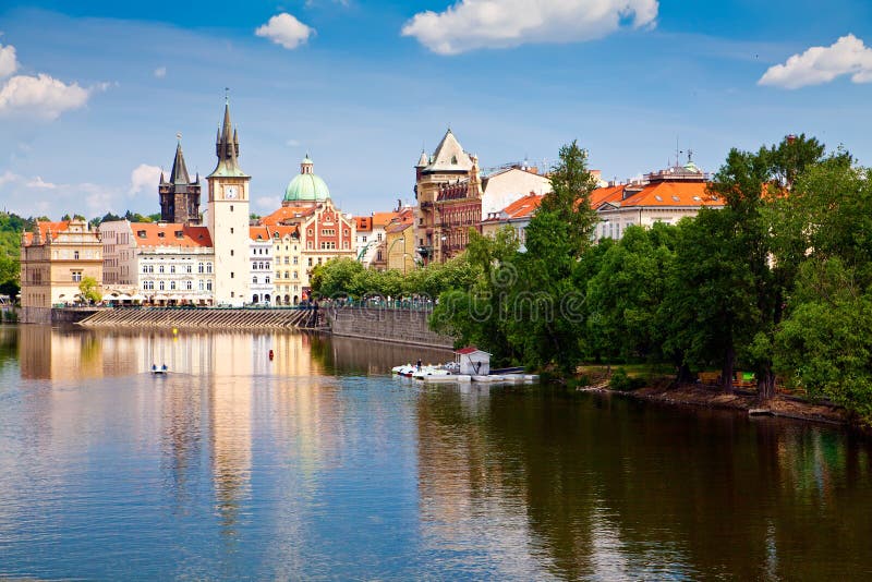 Praga e rio de Vltava foto de stock. Imagem de estrutura - 27355906