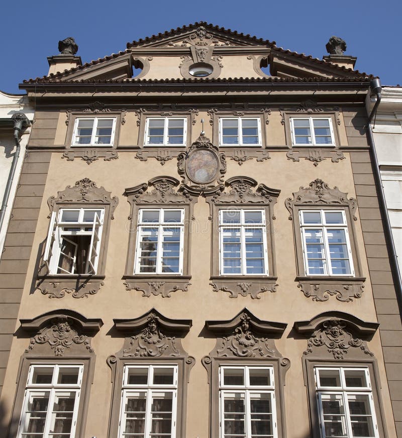 Praga - Fachada De La Casa Barroca Foto de archivo - Imagen de arte ...