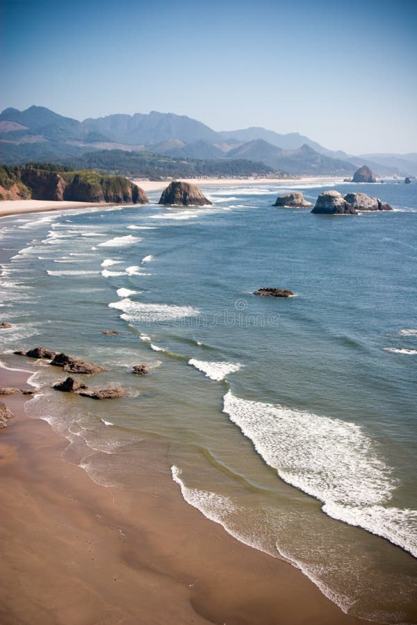 Praia Ao Longo Da Costa De Oregon Foto de Stock - Imagem de montanhas ...