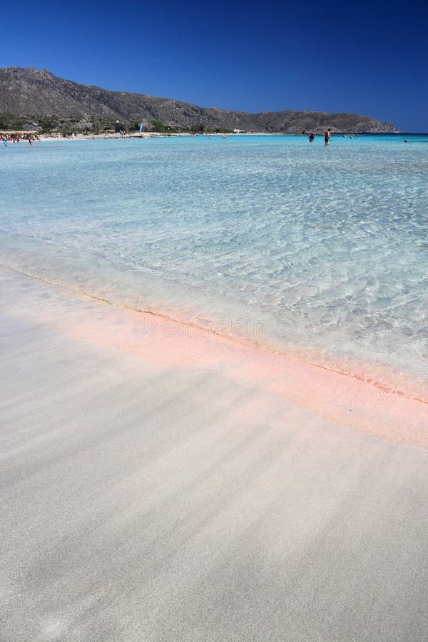 Praia cor-de-rosa da Creta imagem de stock. Imagem de praia - 136366601