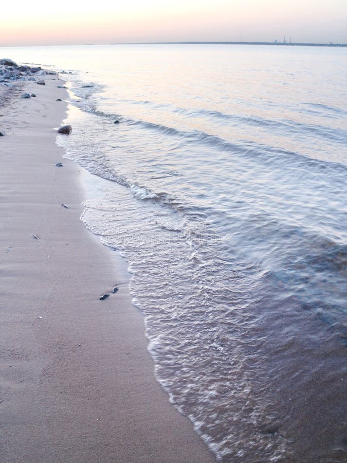 Praia da cidade imagem de stock. Imagem de areia, céu - 101310029