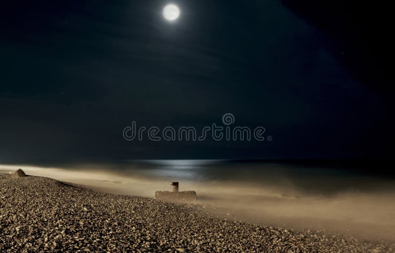 Praia Da Noite Iluminada Pela Lua Cheia Foto de Stock - Imagem de pedra ...