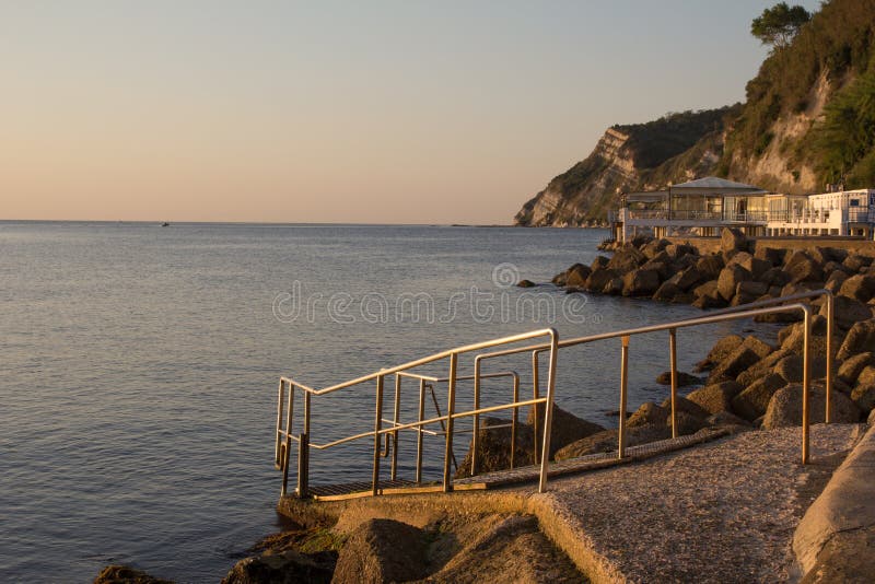 A praia de Ancona imagem de stock. Imagem de wallpaper - 25700969