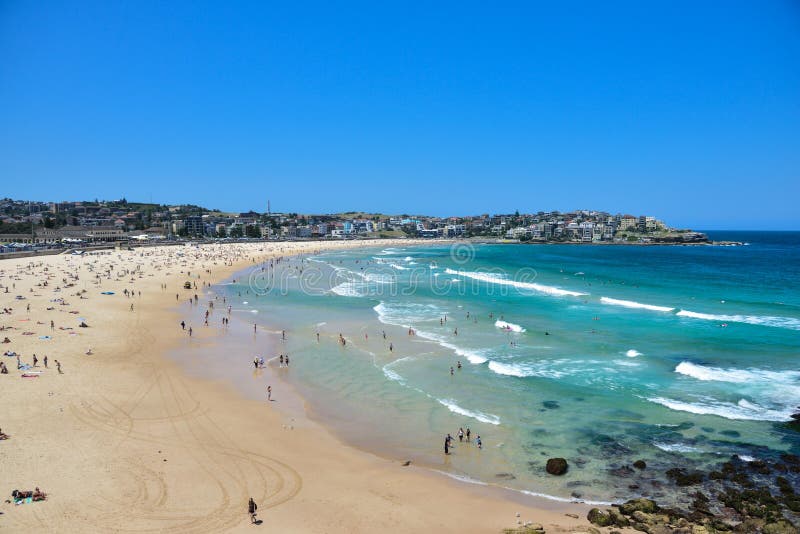 Praia Ocupada De Bondi Na Véspera De Ano Novo Imagem Editorial - Imagem ...