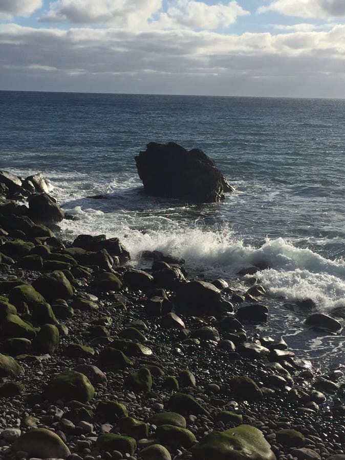 Praia de calhau foto de archivo. Imagen de santa, rocas - 110453568