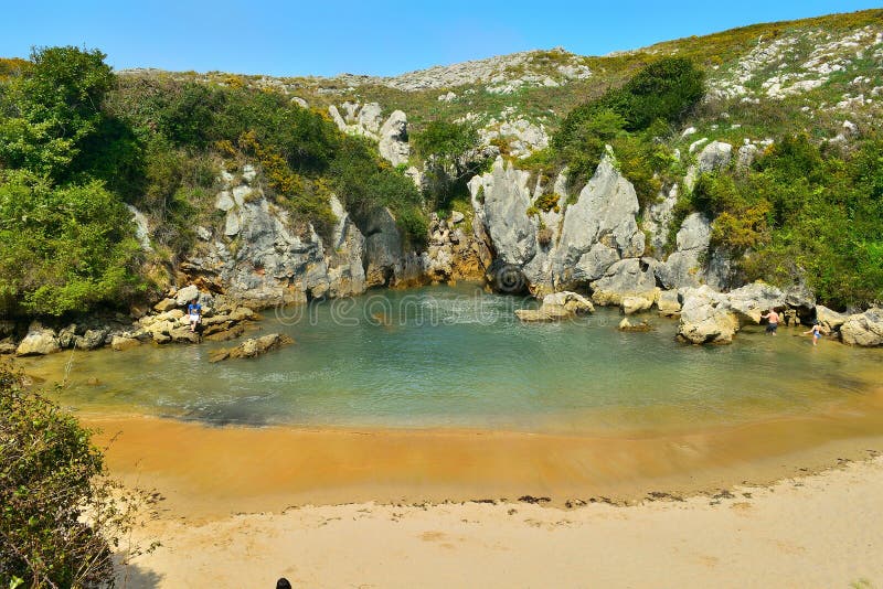 Praia De Gulpiyuri As Astúrias Spain Imagem de Stock - Imagem de ...