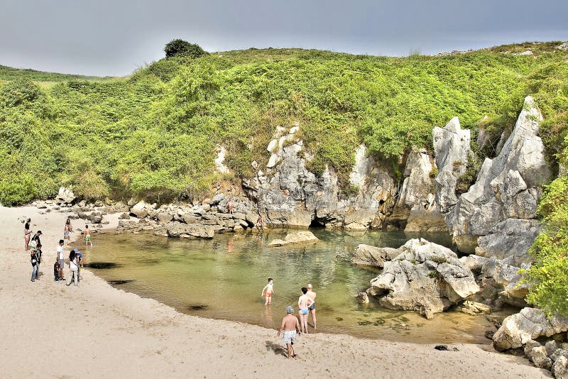 Praia de Gulpiyuri, Llanes foto editorial. Imagem de pedra - 33796981