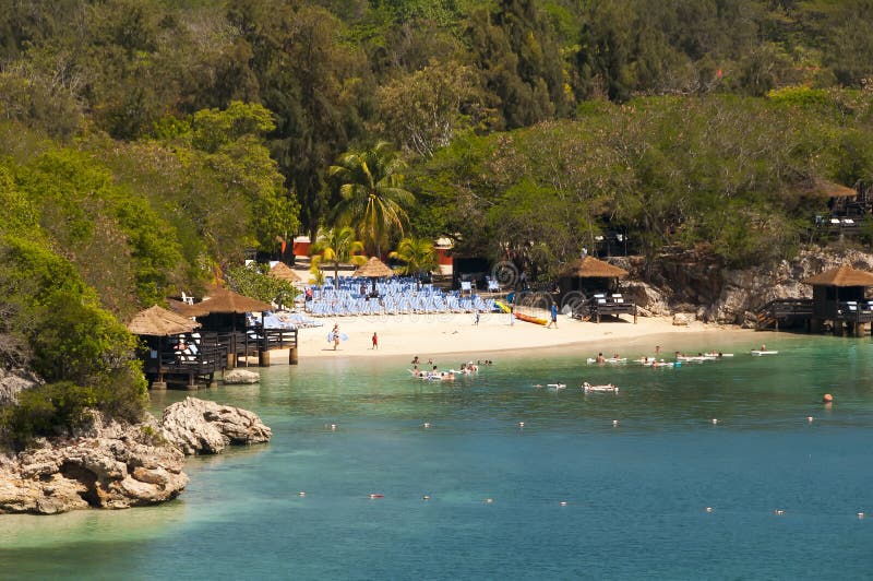 Praia de Labadee Haiti imagem de stock. Imagem de azul - 61197981