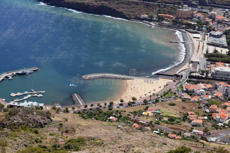 Praia de Machico imagem de stock. Imagem de nave, azul - 50606315