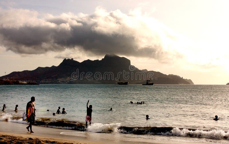 Praia de Mindelo imagem editorial. Imagem de oceano, sunset - 82308455