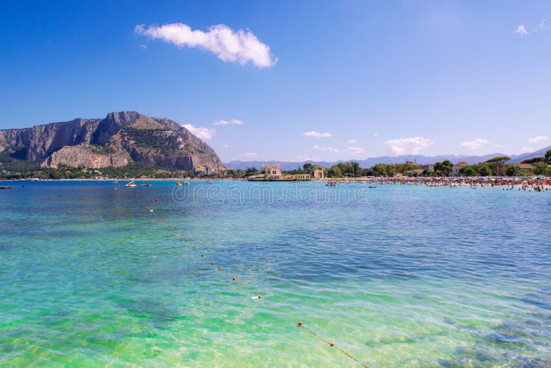 Praia De Mondello Em Palermo Foto de Stock - Imagem de praia, turismo ...