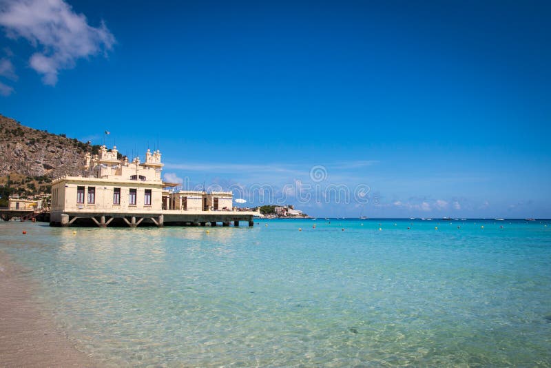Praia De Mondello Em Palermo Foto de Stock - Imagem de palermo ...