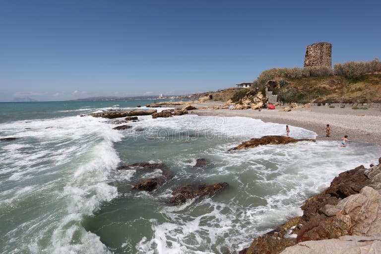 Praia De Punta Chullera, Espanha Foto Editorial - Imagem de nave, ondas ...