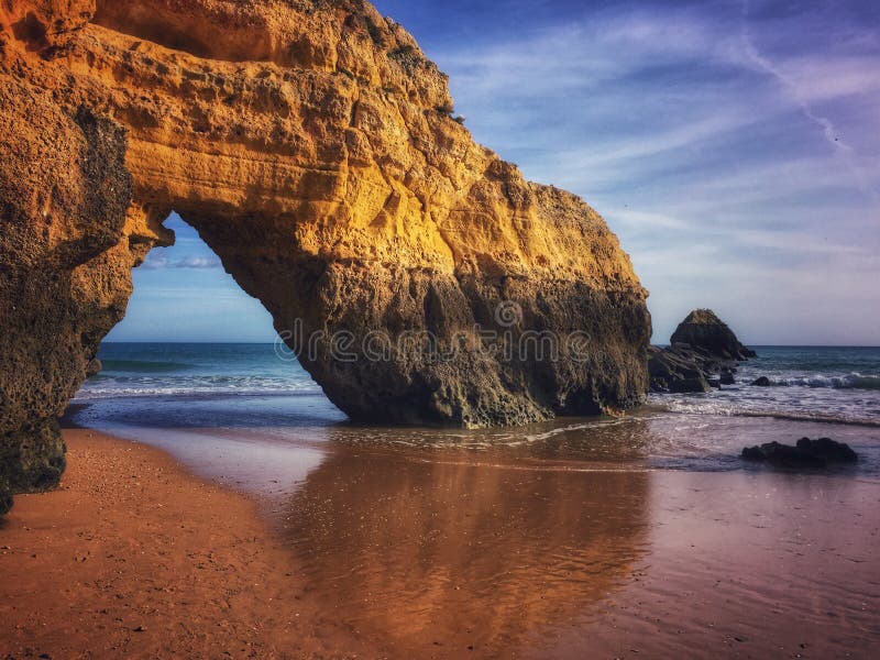 Praia do Algarve imagem de stock. Imagem de rochas, praia - 118582623