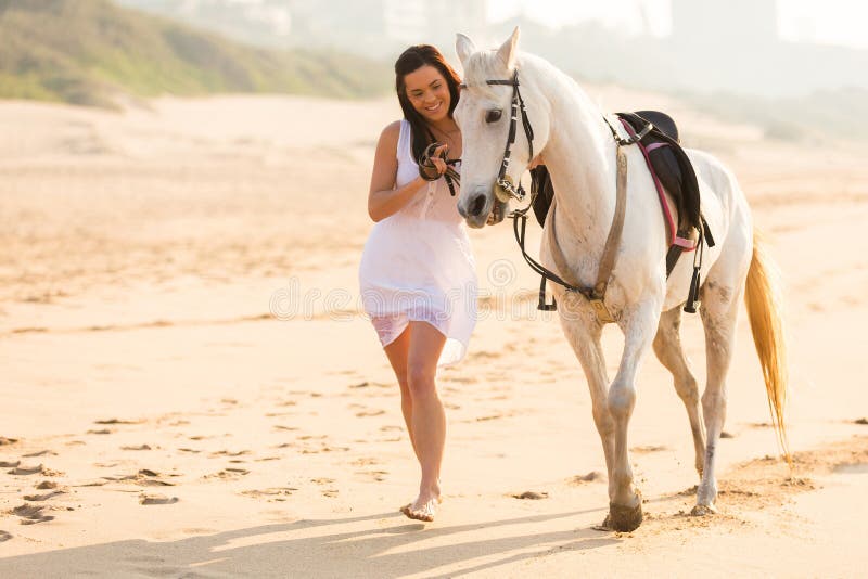Prado do cavalo da mulher foto de stock. Imagem de cavalo - 43001100