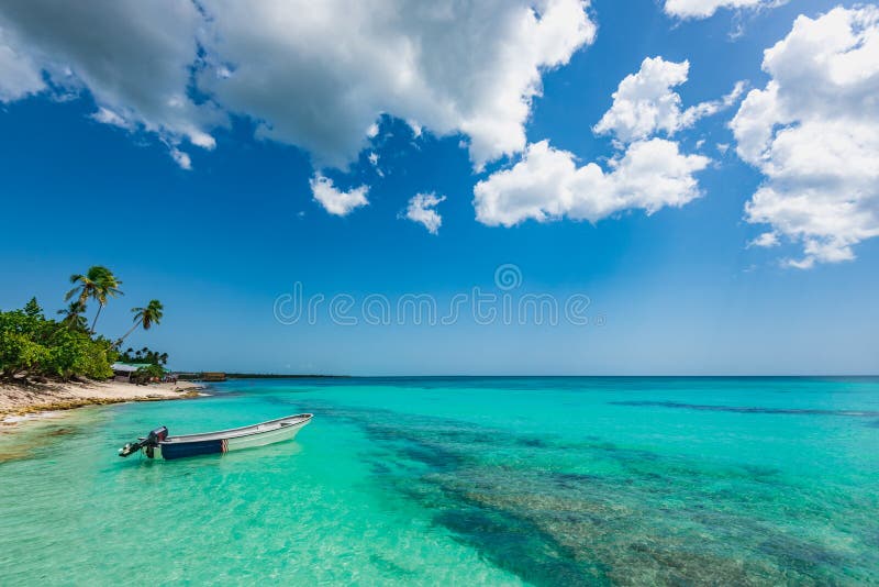 Praia do mar do barco foto de stock. Imagem de praia - 100639338