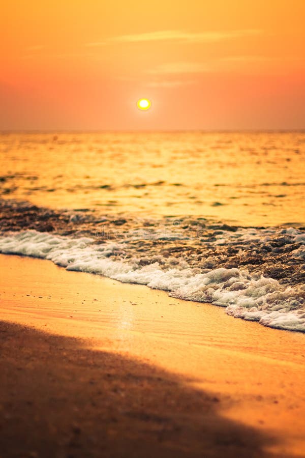 Praia e onda da areia foto de stock. Imagem de quente - 35918004