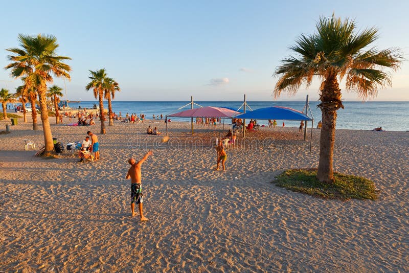 Praia em Atenas fotografia editorial. Imagem de cidade - 75916682