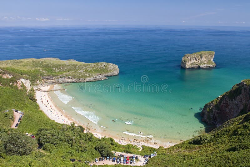 Praia em Llanes, Espanha foto de stock. Imagem de europeu - 33803802