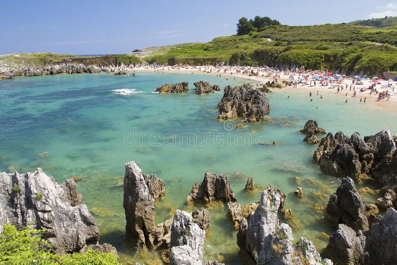 Praia em Llanes, Espanha imagem de stock. Imagem de touro - 33804027
