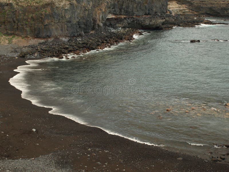 Praia preta da areia imagem de stock. Imagem de oceano - 4252451