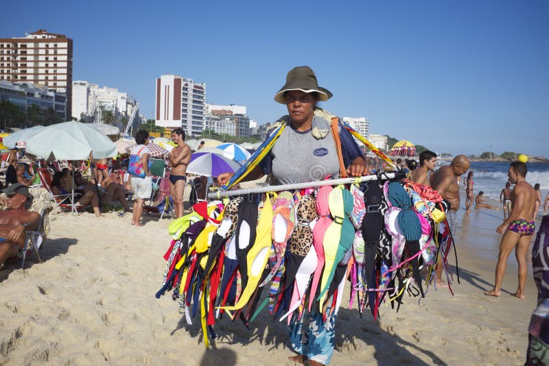 Praia Rio De Janeiro Brazil De Ipanema Do Vendedor Do Biquini Imagem Editorial Imagem De Céu