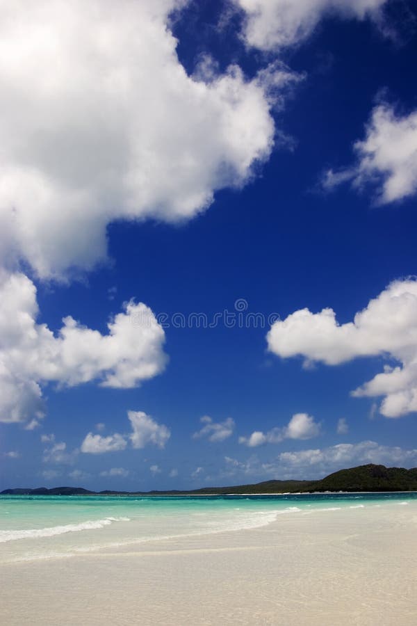 Praia tropical foto de stock. Imagem de nuvens, oceano - 10453454