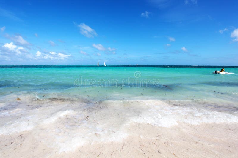 Praia tropical com barco imagem de stock. Imagem de paisagem - 40014837