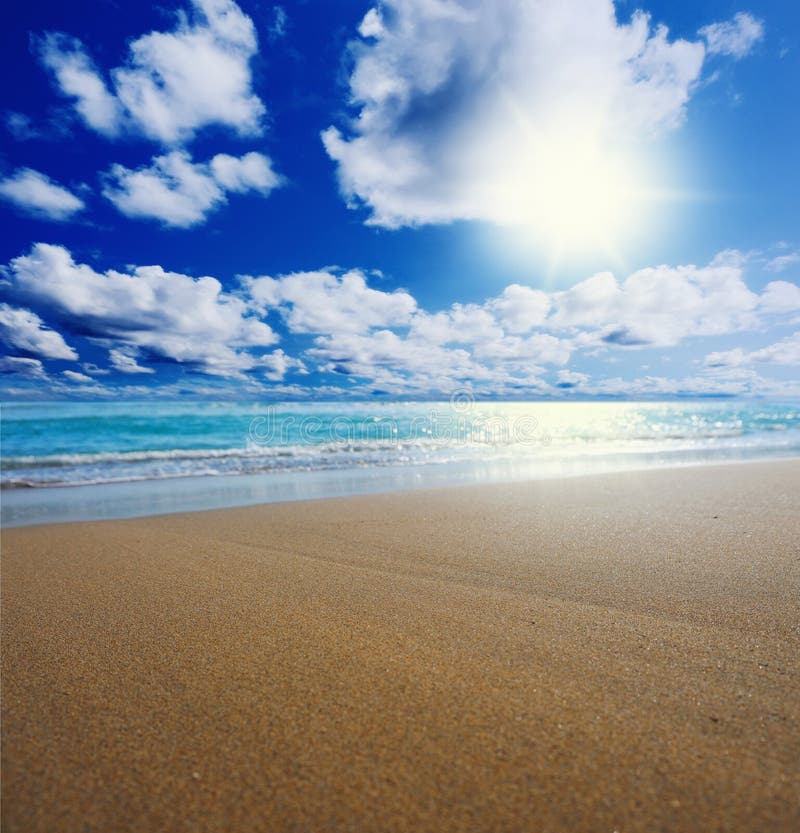 Praia Tropical Ensolarada Na Ilha Imagem de Stock - Imagem de areia ...